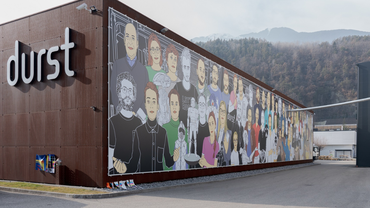 Zaposlenici Durst Group na pročelju fasade kao dio umjetničkog projekta ...